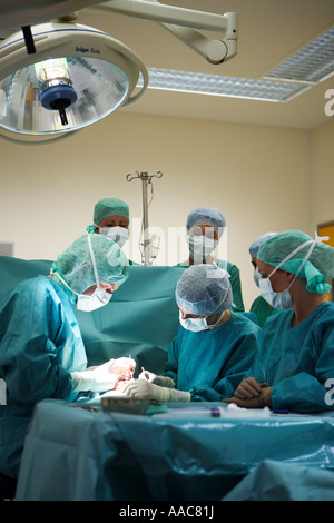 Altona children s hospital Team of surgeries during an operation Stock ...
