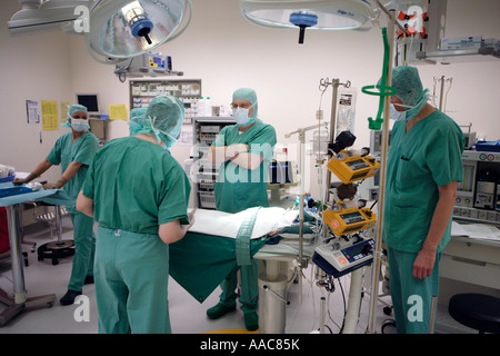 Altona children s hospital Team of surgeries during an operation Stock ...