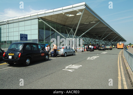 Car passenger drop off area Oslo Sentralstasjon S central railway ...