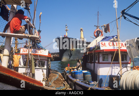 India, Goa, port city of Mormugao. Local vendors selling mangoes ...