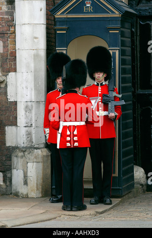 Sentry Bearskin Guard Box St James Palace London duty red tunic British ...