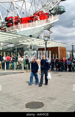 Queues waiting to board the london eye Stock Photo - Alamy