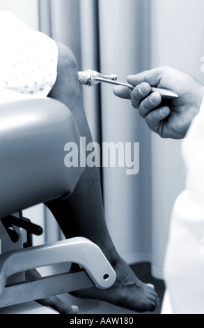 Physician checking patients reflexes Stock Photo - Alamy