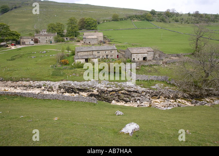 Traditional farm stone barn and house, Yorkshire Dales National Park ...