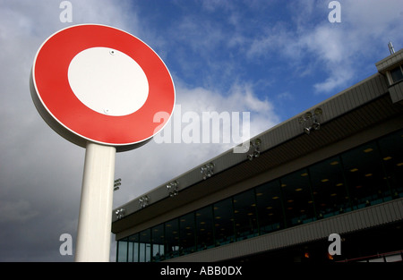 Winning post at Wolverhampton racecourse, West Midlands UK Stock Photo ...