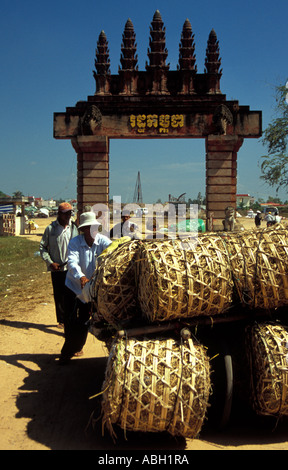 Bales of hay being transported Stock Photo - Alamy