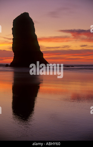 Sunset behind sea stacks at Cannon Beach, Oregon, USA Stock Photo - Alamy