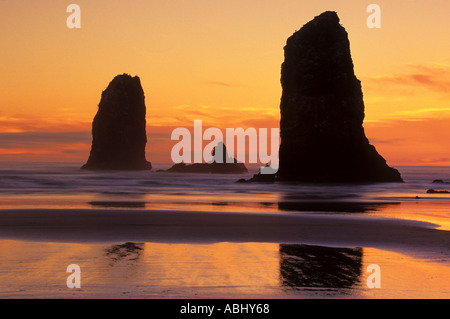 Sunset behind sea stacks at Cannon Beach, Oregon, USA Stock Photo - Alamy