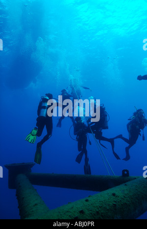 Divers scuba diving on an oil rig in the Gulf of Mexico Stock Photo - Alamy