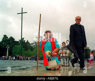 Catholic faithful crawl on hands and knees in pilgrimage to the statue ...