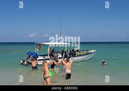joung people load a dive boat Stock Photo - Alamy