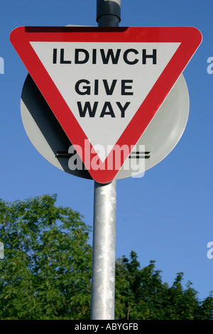 Ildiwich, Give Way road sign in Welsh and English, Wales UK Stock Photo ...