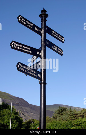 Ildiwich, Give Way road sign in Welsh and English, Wales UK Stock Photo ...