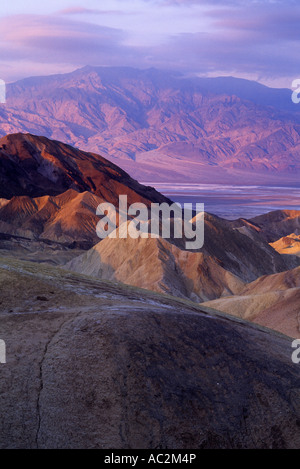 Sunrise colors the Panamint Mountain Range across the valley from ...