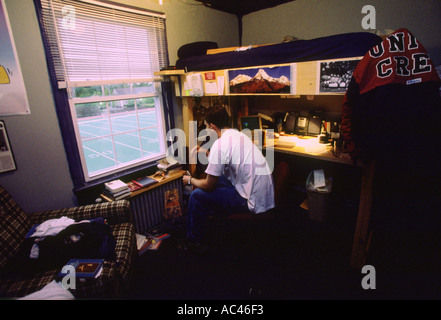 FRAT PARTY DRINKING BOOZING PARTYING Stock Photo - Alamy