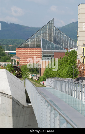 Tennessee, Chattanooga, pedestrian bridge from downtown to Hunter ...