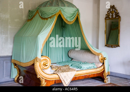 Old fashioned canopy bed Stock Photo - Alamy