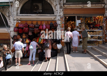 Souvenir and tourist shops, Rialto bridge, Venice, Italy Stock Photo ...