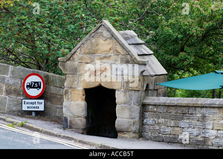 Toll house, Baslow Bridge, Baslow, Derbyshire, England Stock Photo - Alamy