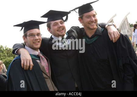 Aberystwyth University students graduating 2007 - happy smiling women ...