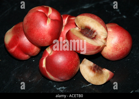 Bowl of nectarines (Prunus persica var. nucipersica), studio shot Stock ...