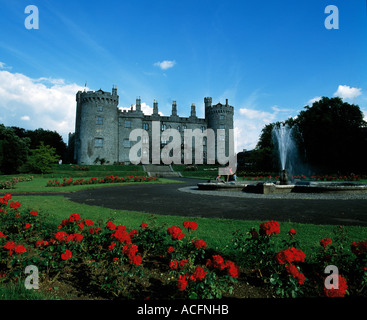 Fountain in rose garden of the Irish War Memorial Gardens in ...