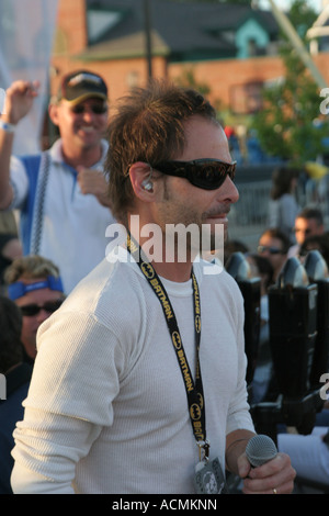 Gin Blossoms lead singer Robin Wilson and Jesse Valenzuela perform ...