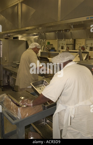 Inmates working in the kitchen Tecumseh State Correctional Facility ...