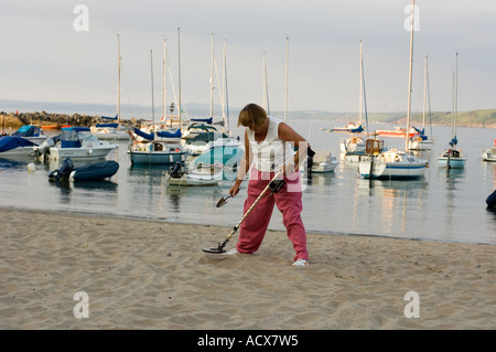 woman on beach using metal detector Stock Photo - Alamy