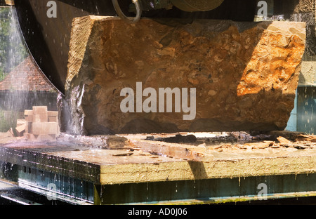 Cutting a slab of stone at Chilmark quarry Chilmark, UK Stock Photo - Alamy