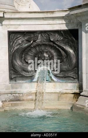 water fountain on Victoria Memorial in London Stock Photo - Alamy