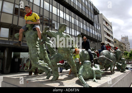 Tourists pose for photograph on bull run statue - Pamplona Spain Stock ...