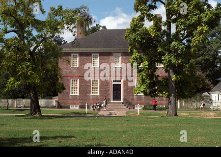 Colonial Williamsburg George Wythe house with its backyard dovecote ...