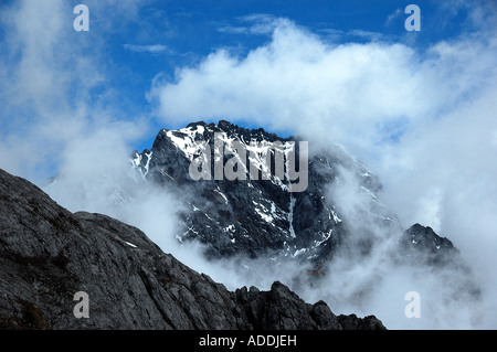 Jade Dragon Snow Mountain behind Black Dragon Pool in Lijiang, Yunnan ...