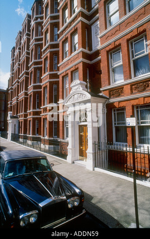 Cheyne Walk, Chelsea, London; an affluent, upmarket row of houses along ...