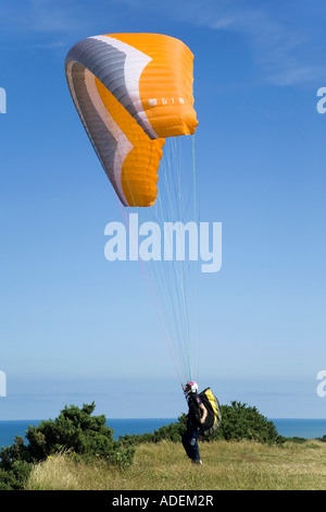 Just airborne Solo para gliding para sailing off Cromer cliffs Stock ...