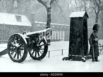 Sentry Post Tower of London 1931 Stock Photo - Alamy