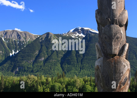 Totem pole and mountains at Kitwanga British Columbia Stock Photo - Alamy