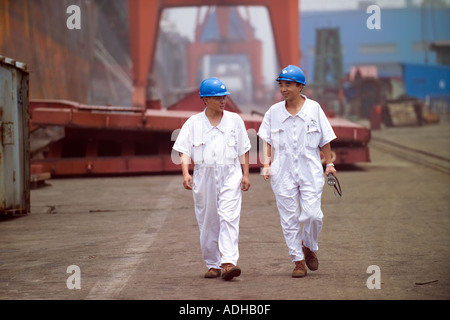 Workers and boatbuilding in Chinese Shipyard HJ Stock Photo - Alamy