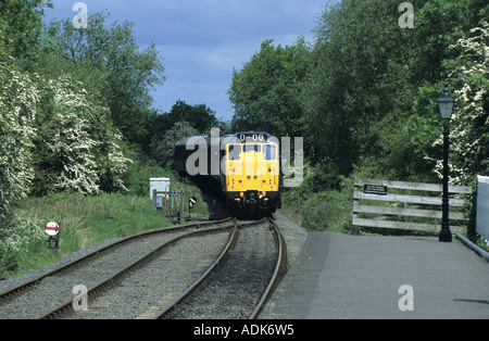 Diesel-hauled train arriving at Shenton station on the Battlefield Line ...