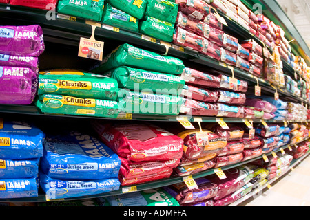 pet dog food supermarket aisle Stock Photo - Alamy