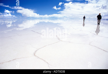 A visual illusion Travellers on the Salar de Uyuni salt flats Highly ...