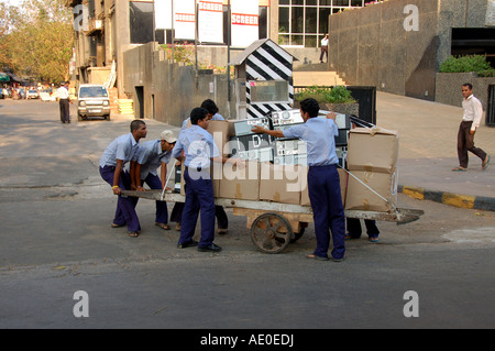 Indian workers transporting computer equipment in Mumbai / Bombay ...