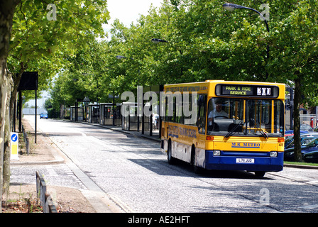 MK Metro bus in Midsummer Boulevard, central Milton Keynes ...