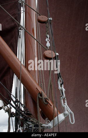 Close up of the rigging and mast of a Thames spritsail barge Stock ...
