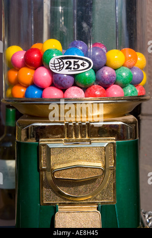 Machine selling chewing gum ny usa Stock Photo - Alamy