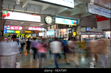 Rush hour commuters at busy Churchgate terminus a suburban train ...