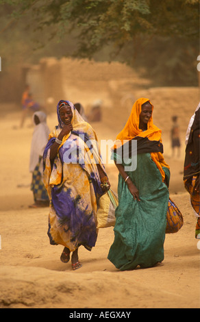 Mali Bamba. People of Sonrai tribe washing clothes at riverbank of ...