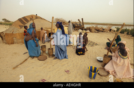 Mali Bamba. People of Sonrai tribe washing clothes at riverbank of ...