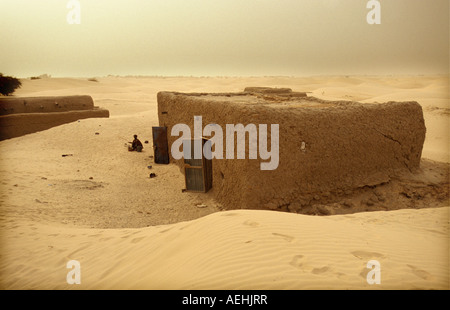 Mali Bamba. People of Sonrai tribe washing clothes at riverbank of ...